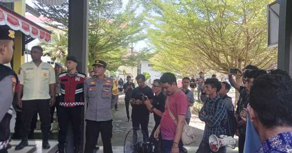 Listrik Sering Padam, Warga Bawa Kipas Angin Rusak ke Kantor PLN