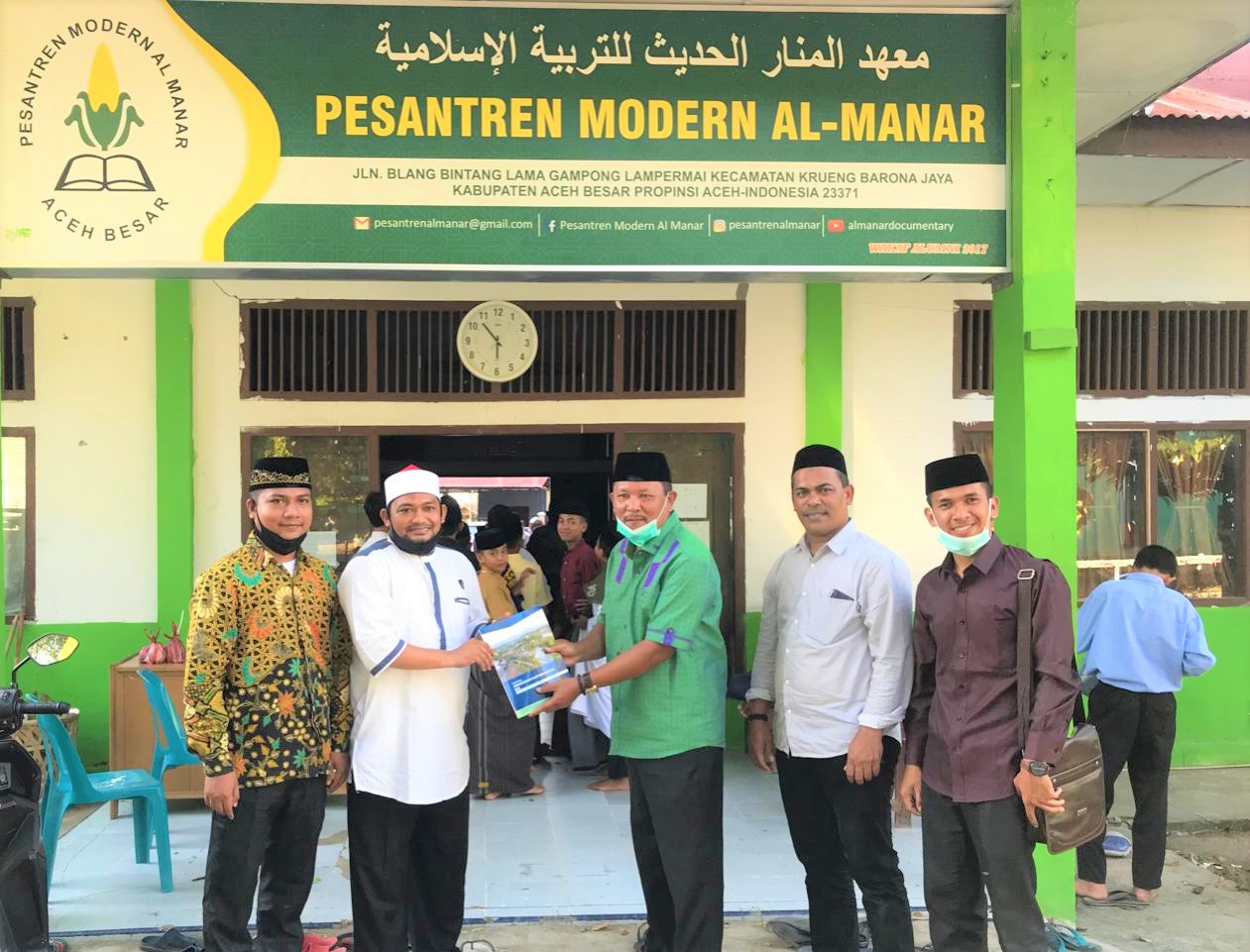 Irmawan Antar Langsung Sembako untuk Pesantren Al Manar dan Dayah Tgk ...