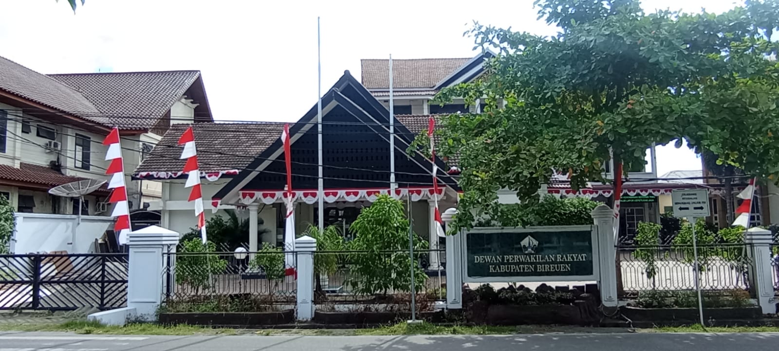 Heboh, Halaman Gedung DPRK Bireuen Kini Ada Dua Tiang Bendera