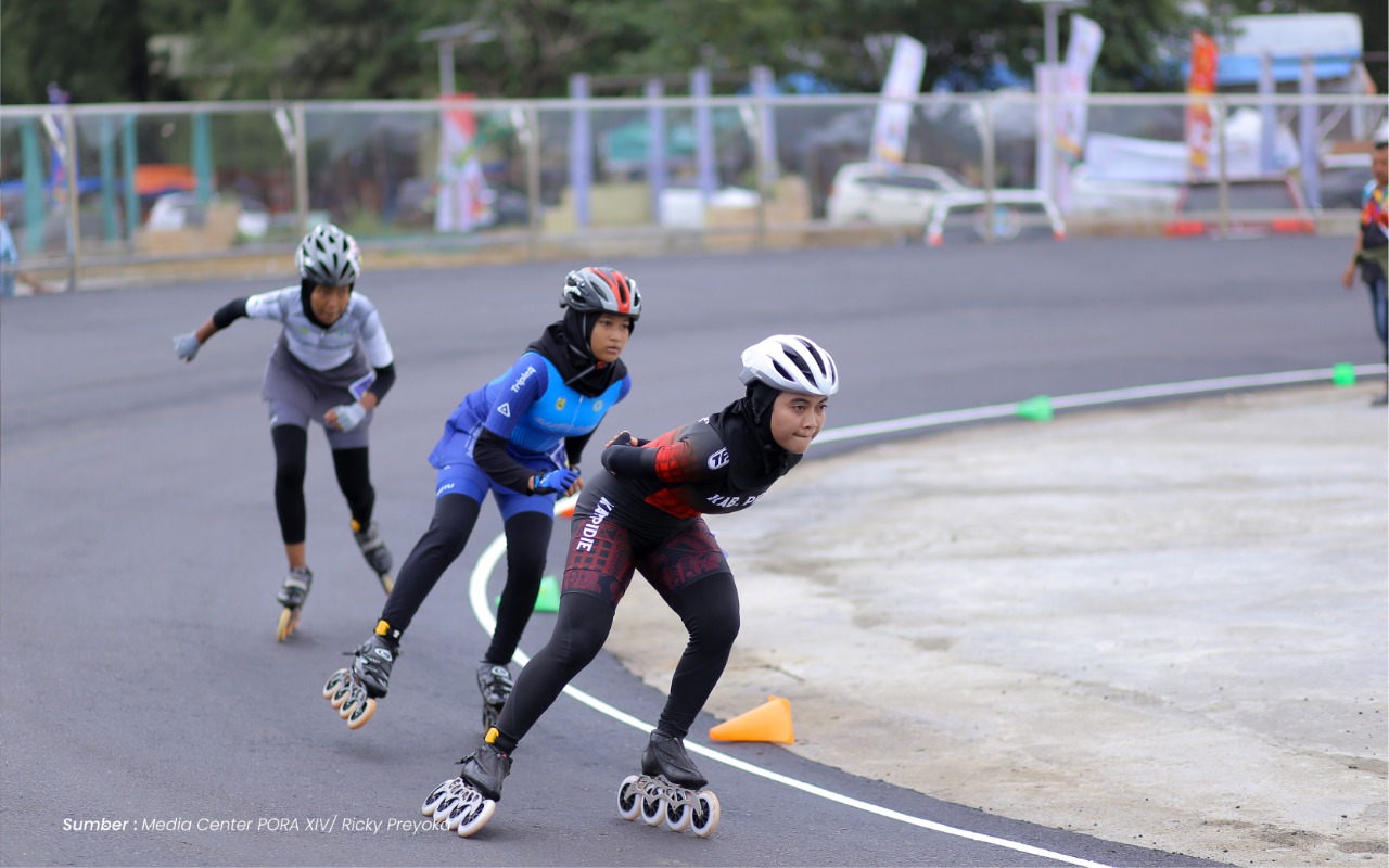 Beradu cepat atlet sepatu roda di Pantai Pelangi
