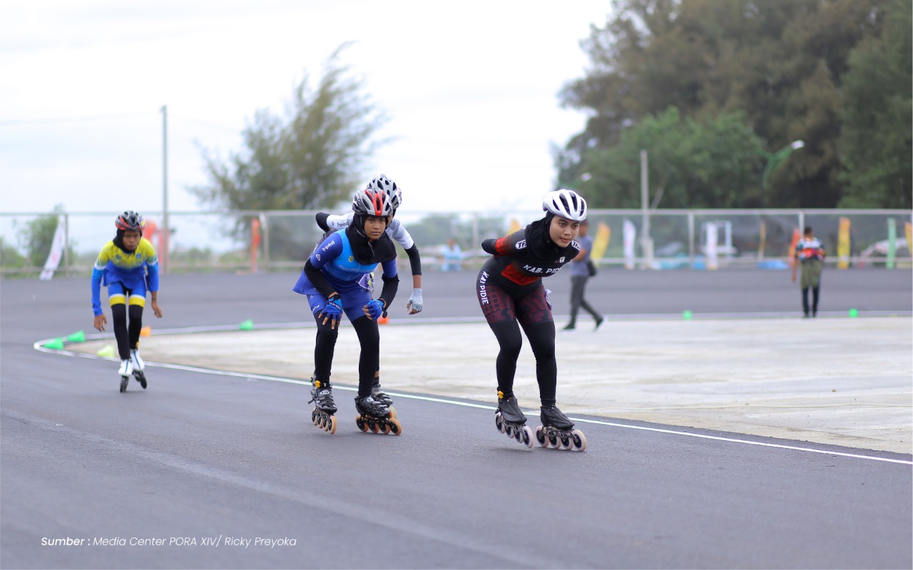 Beradu cepat atlet sepatu roda di Pantai Pelangi