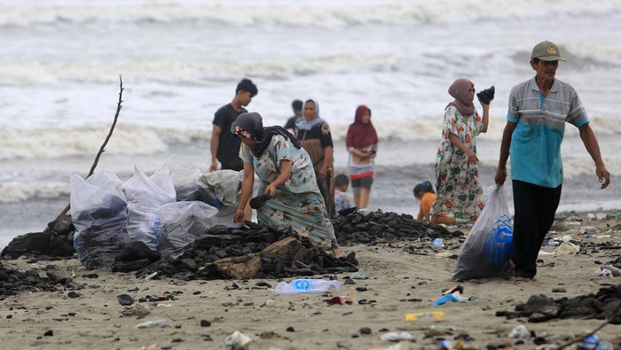 Menyisir Limbah Batu Bara di Pantai Aceh Barat