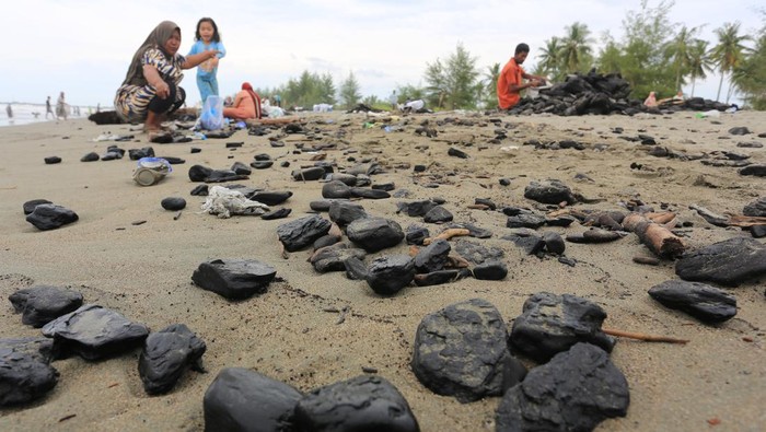 Menyisir Limbah Batu Bara di Pantai Aceh Barat