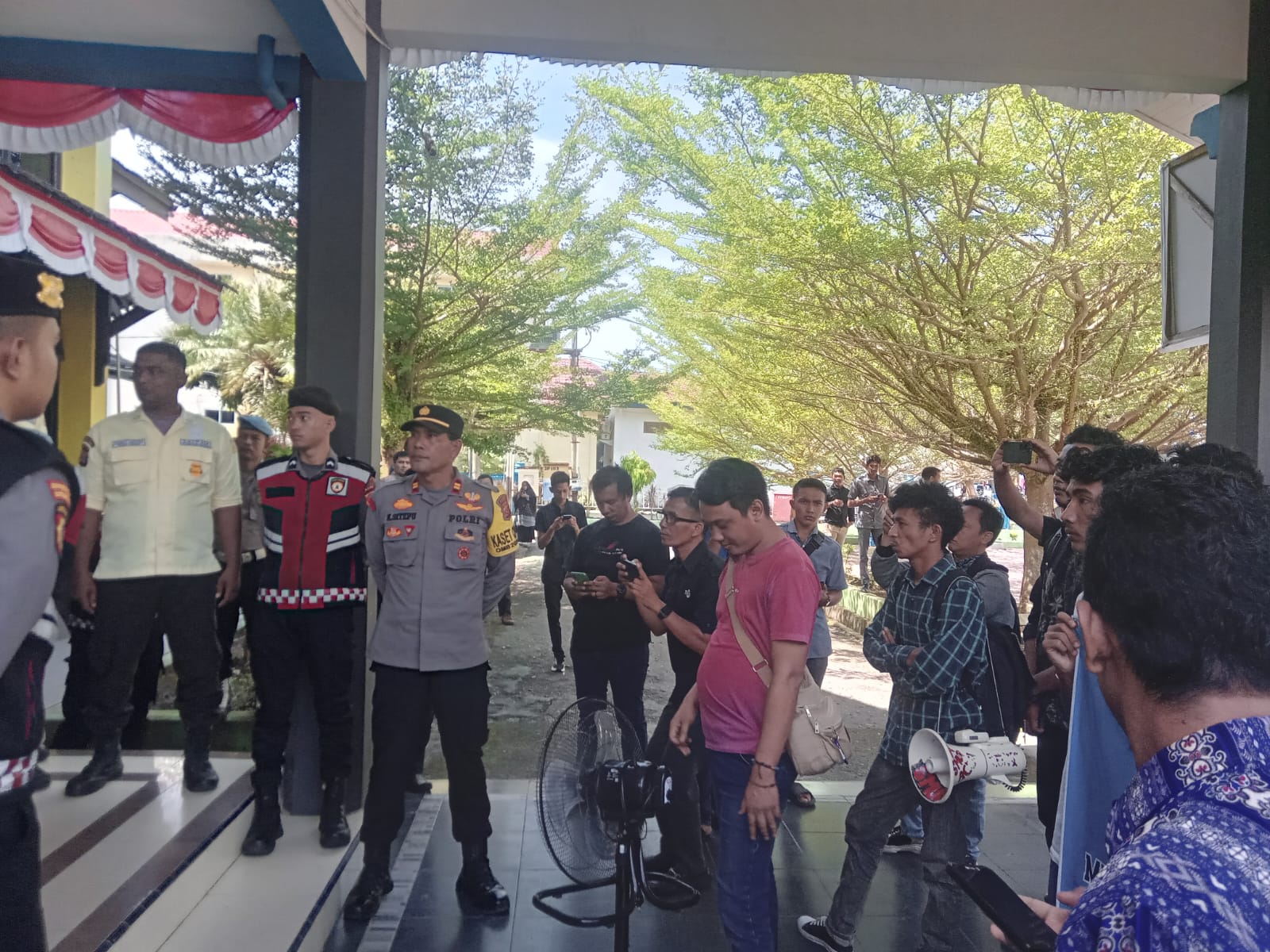 Listrik Sering Padam, Warga Bawa Kipas Angin Rusak ke Kantor PLN