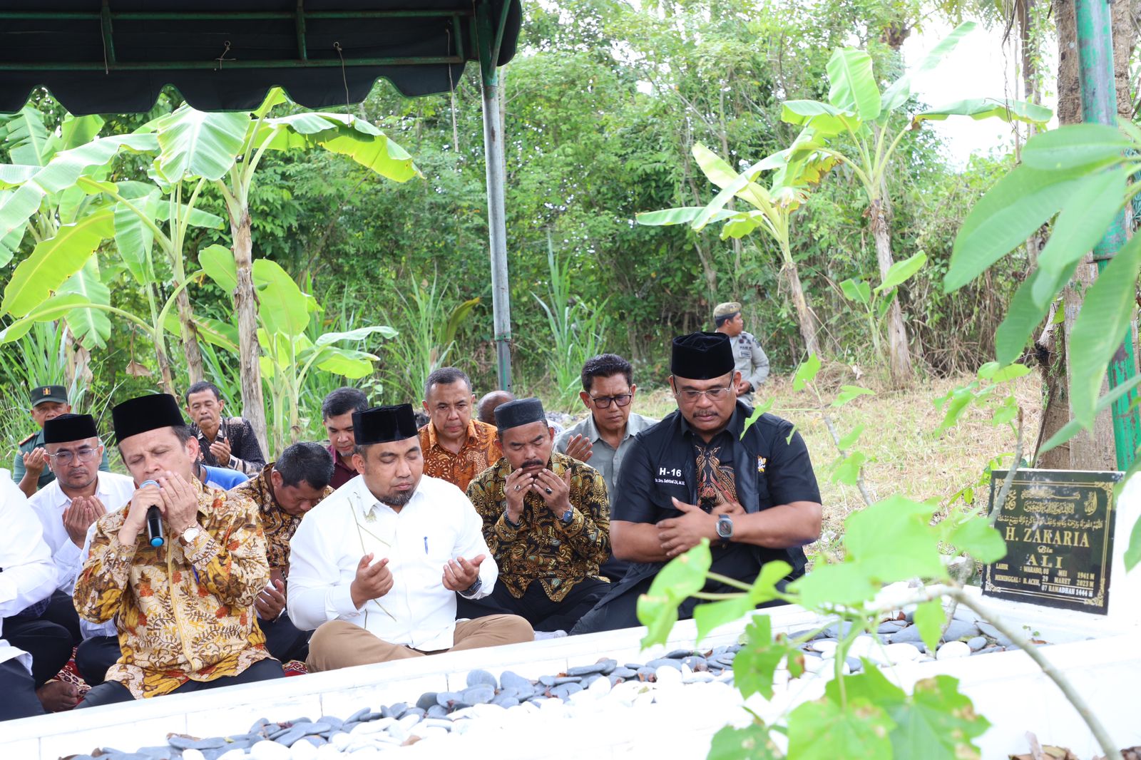 Iswanto Dampingi Pj Gubernur Safrizal Ziarah ke Makam Ayahnya