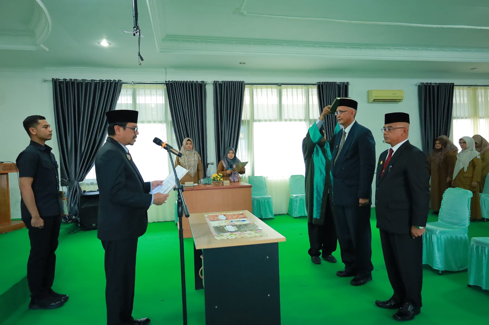 Pj Bupati Azwardi Lantik Kepala BKPSDM dan DPMG Aceh Barat