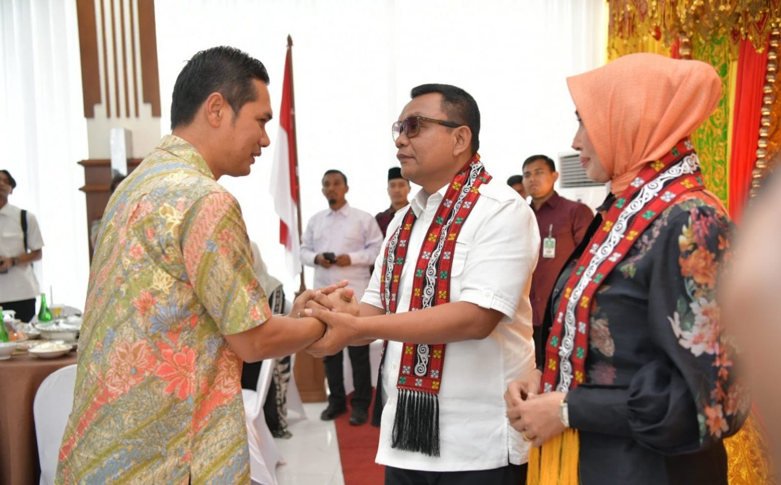 Gubernur Aceh Sambut Kajati Baru dengan Prosesi Adat Peusijuk di Bandara SIM