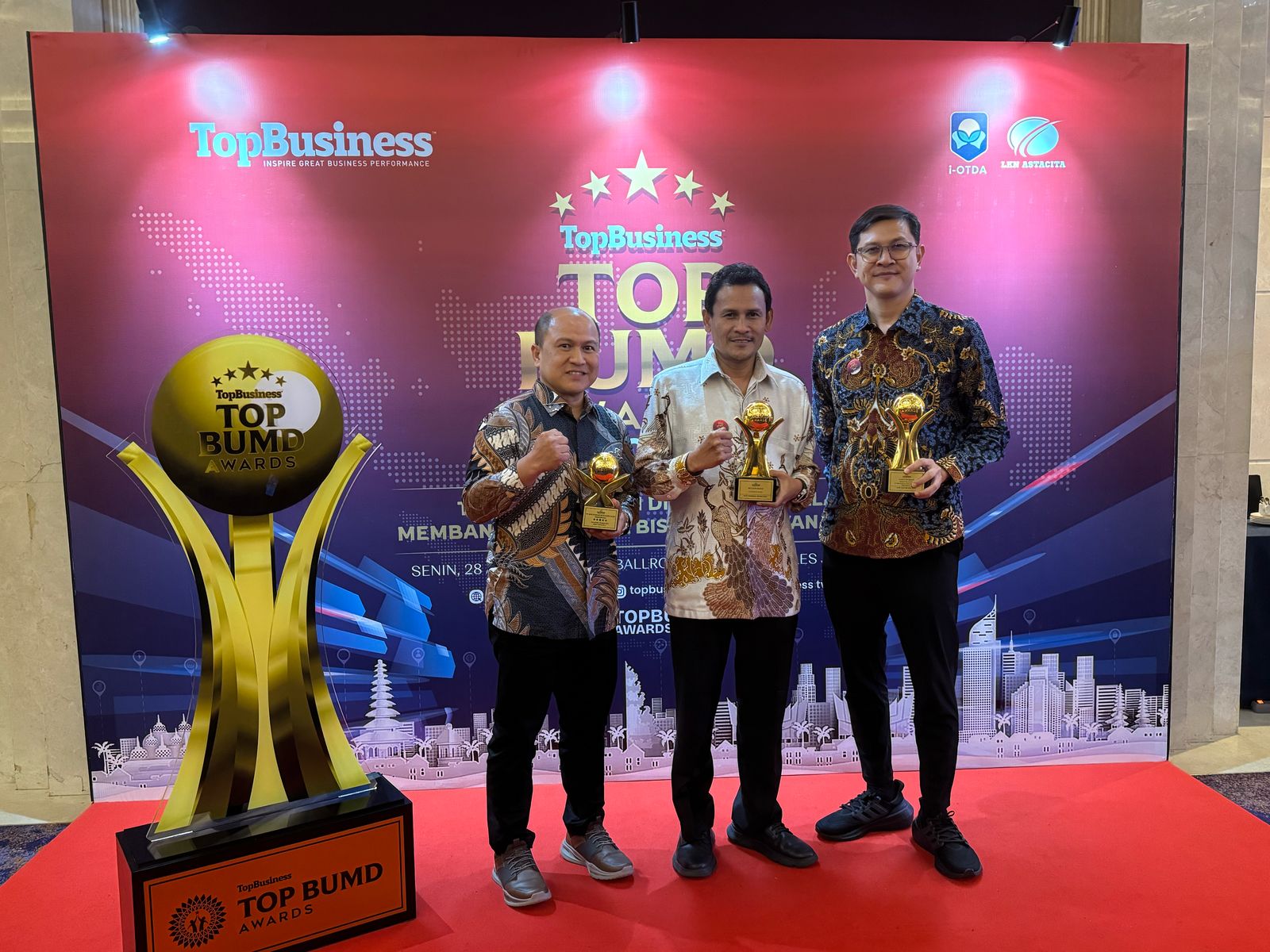 Gubernur Aceh dan BPR Mustaqim Raih Penghargaan Bergengsi di Top BUMD Awards 2025