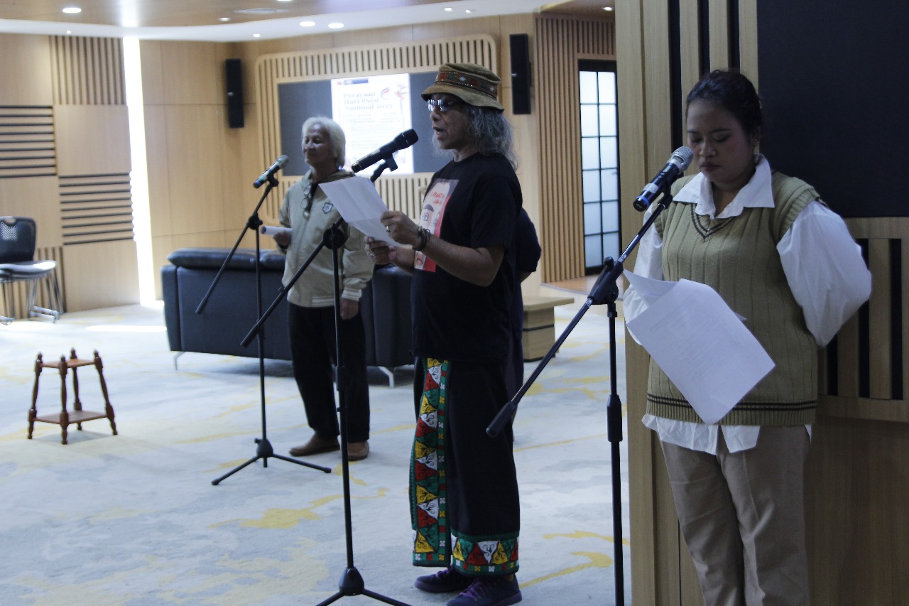 Upacara Hari Puisi Nasional Digelar di TIM, Fikar W. Eda Baca Surat ...